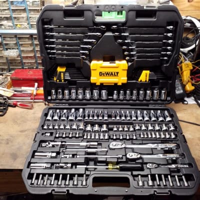 Murdoch s DEWALT 168 Piece 1 4