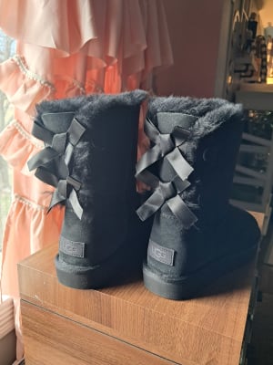uggs grey bow